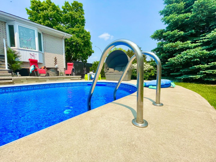 Grande Piscine Chauffée Au Sel Piano Décor Zen - Dorval