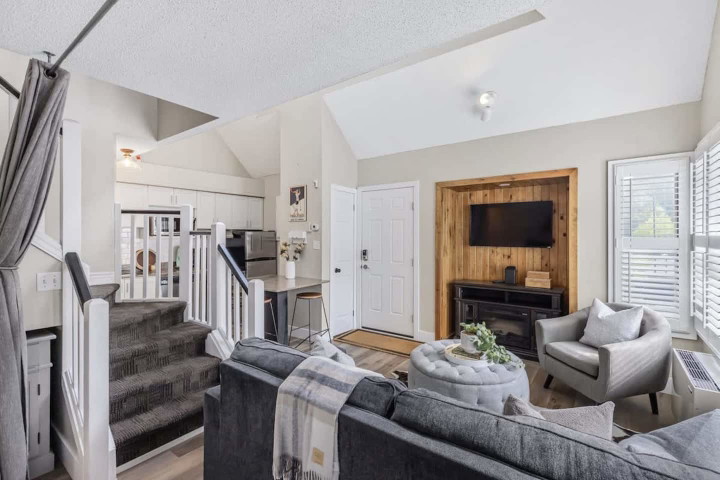 Cozy Nest | Pool, Shuttle & Private Patio - Thornbury