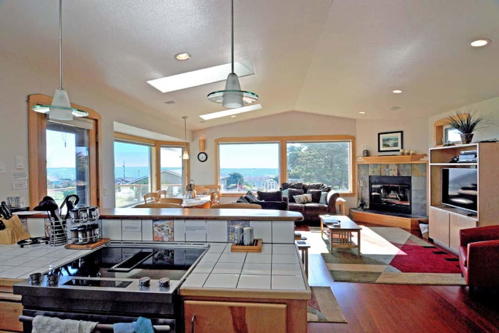 Oceanview, King Beds, Dogs Okay, Hot Tub & Wine! - Waldport, OR