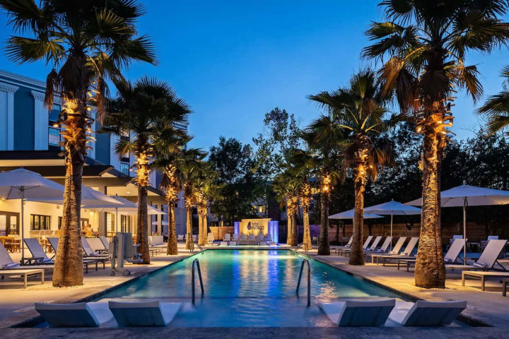 Near Patriots Point + On-site Dining, Pool & Gym - Charleston, SC