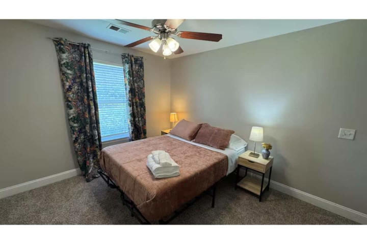 Convenient Location, Fast Wifi /Spacious Townhome - Summerville, SC