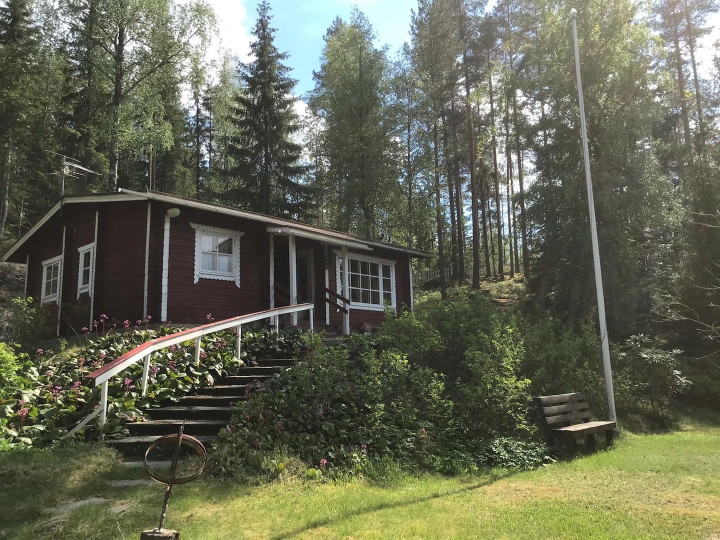 Log Cabin By A Lake / Hirsimökki Järven Rannassa - Tampere