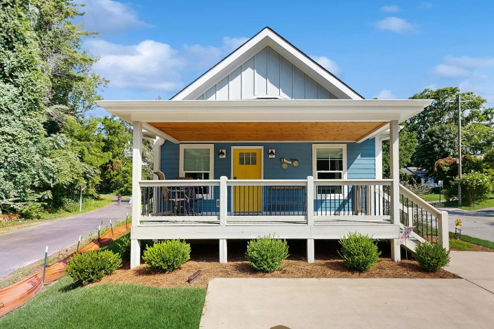 New Cottage, Deck, Grill, Near Downtown - Hendersonville, NC