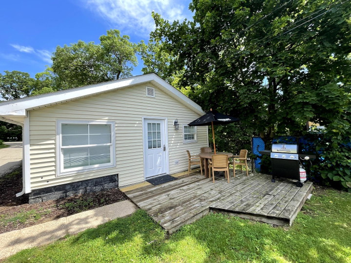 All Season Cozy Cottage - Fox Lake, IL