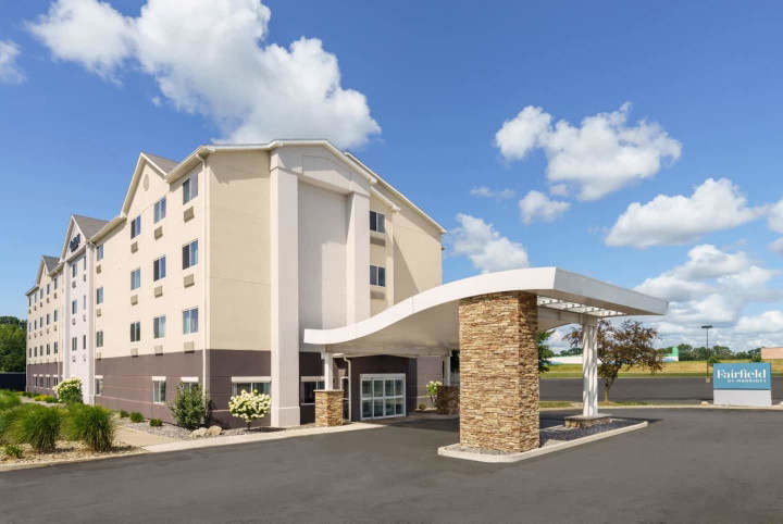 Steps To Millcreek Mall + Free Breakfast & Pool - Erie, PA