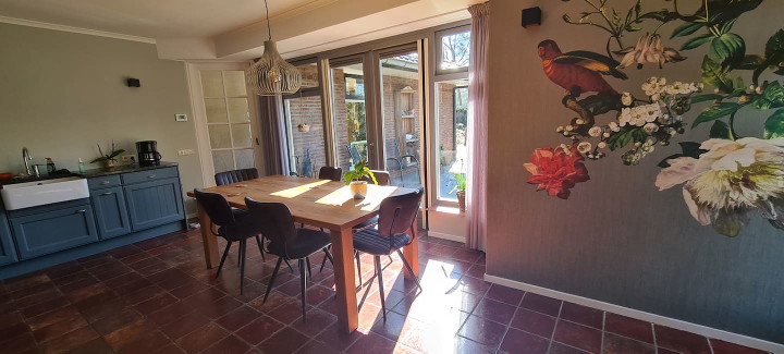 Kamer Met Luxe Badkamer En Groot Bad - Hengelo