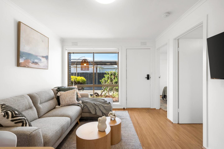 Modern 2 Bedroom Apt: Prime Location With Parking - Geelong