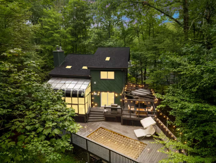 5br Private Poconos Huge Deck, Hot Tub, Game Room! - East Stroudsburg, PA