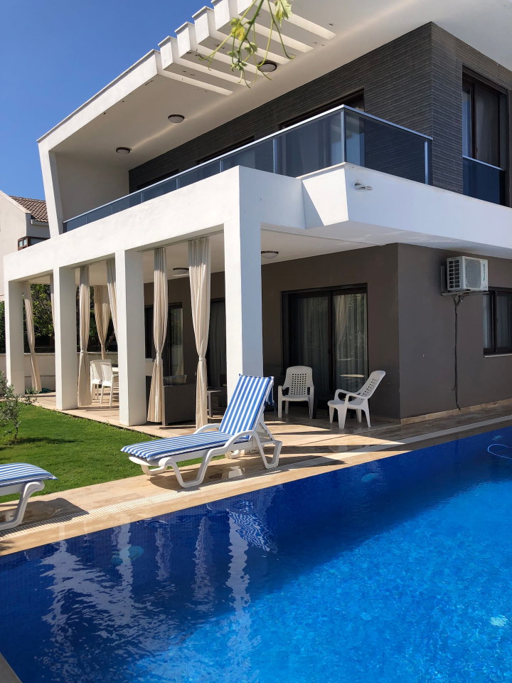 Denize Yakın Büyük Havuzlu Lüks Villa Pirilhouse - Çeşme