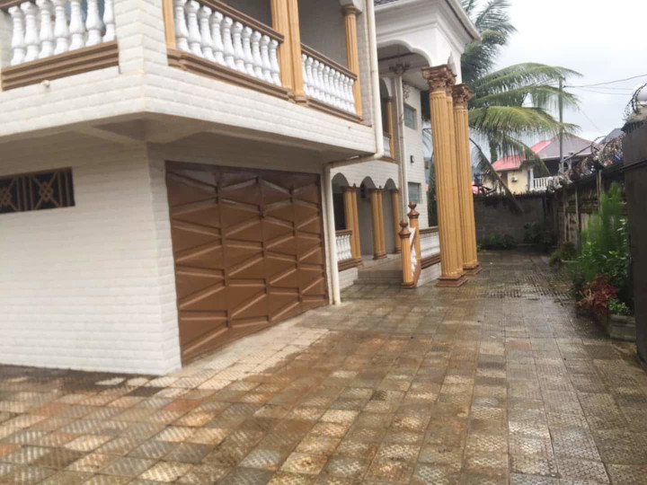Spacious 2-bedroom Apartment With On-site Parking - Freetown