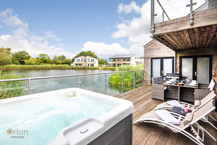 Waters Edge 04, Waterside Lodge (P) - Lakeside Luxury House, Hot Tub, Sleeps 8 - Cirencester
