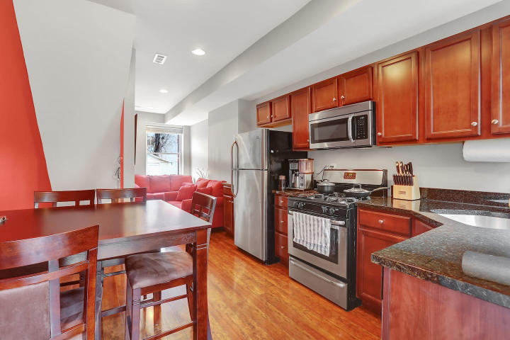 Romantic Hot Tub Getaway, Walking Distance To Fells Point - Baltimore, MD