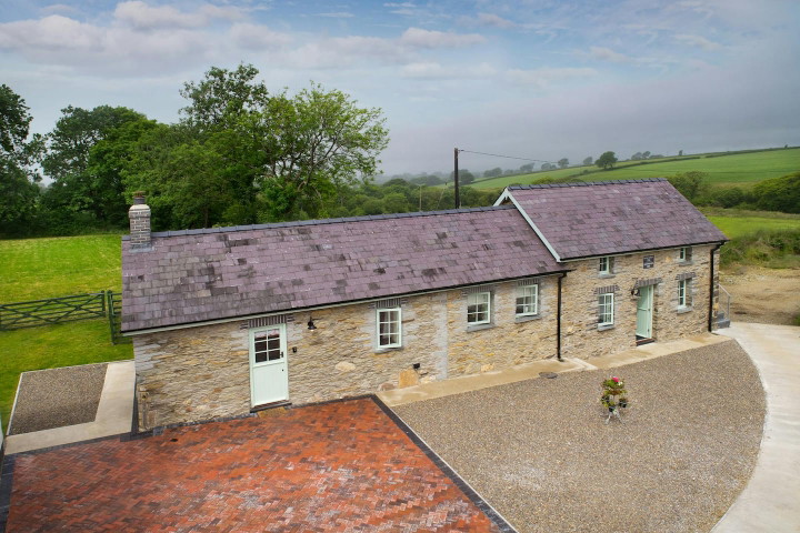 Bwthyn Briallen, Crymych - England