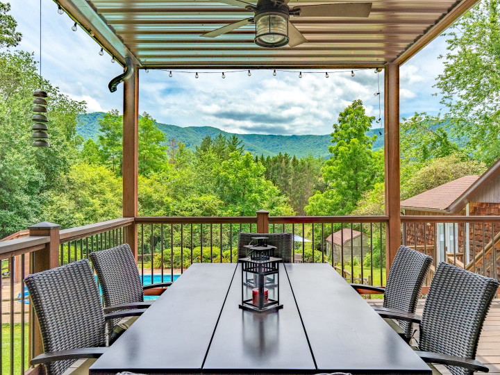 Riverside Retreat: Hot Tub & Fall Mountain Views - Black Mountain, NC