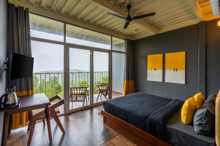 Bubble Bath & Balcony Views| Deluxe Vagamon Escape - Vagamon