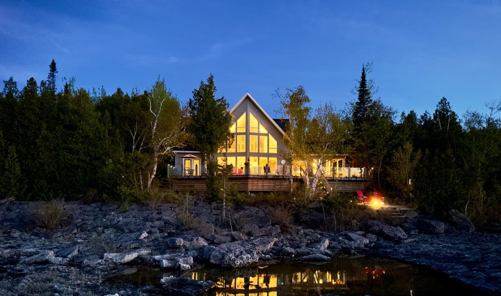 Hot Tub | Waterfront | 22' Windows | Starlink - Tobermory