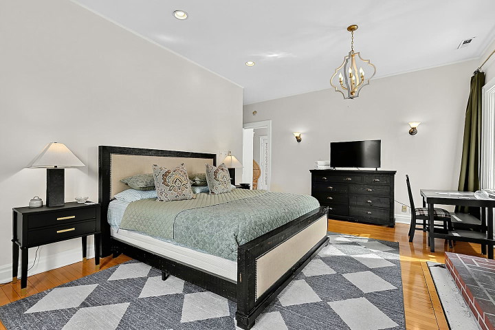 Private Bedroom In Castlemere - Indianapolis, IN