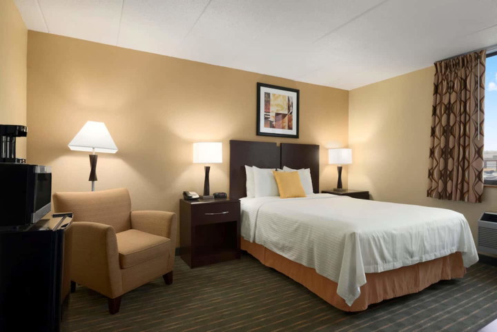 1 Queen | Days Hotel | Shuttle To Umn - Minneapolis, MN
