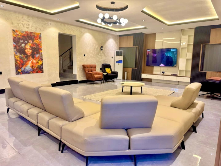 Luxury 5br Villa@guzape | Cinema| Gym & 24/7 Power - Abuja