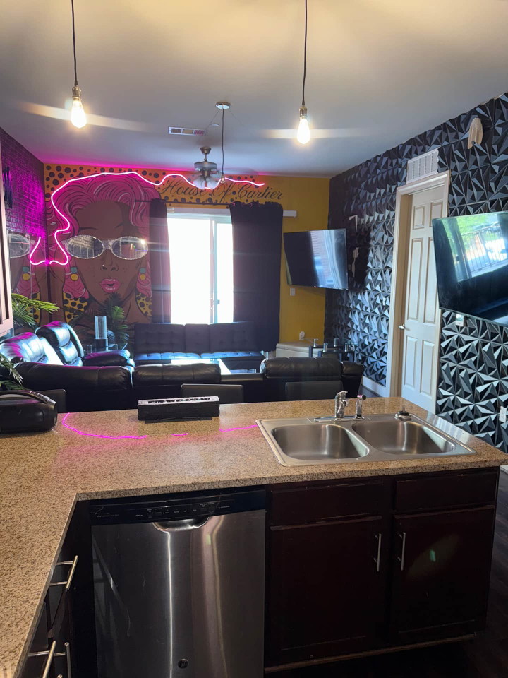 Luxury Downtown Montgomery Apt W/jacuzzi Balcony - Montgomery, AL