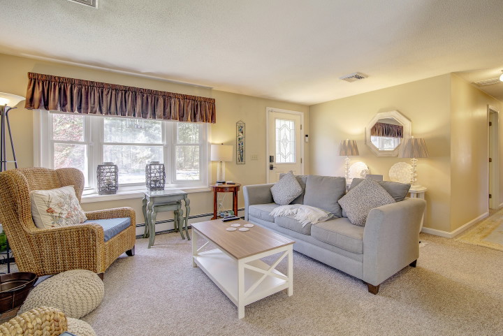 Absolutely Adorable 4 Bedroom Ranch - Woods Hole, MA