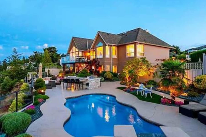 Luxury Oceanfront Gated Villa With Pool & Hot Tub - Nanaimo