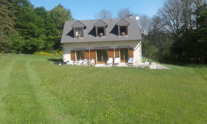 Belle Maison Au Calme Dans La Prairie - Saint-Chély-d'Apcher