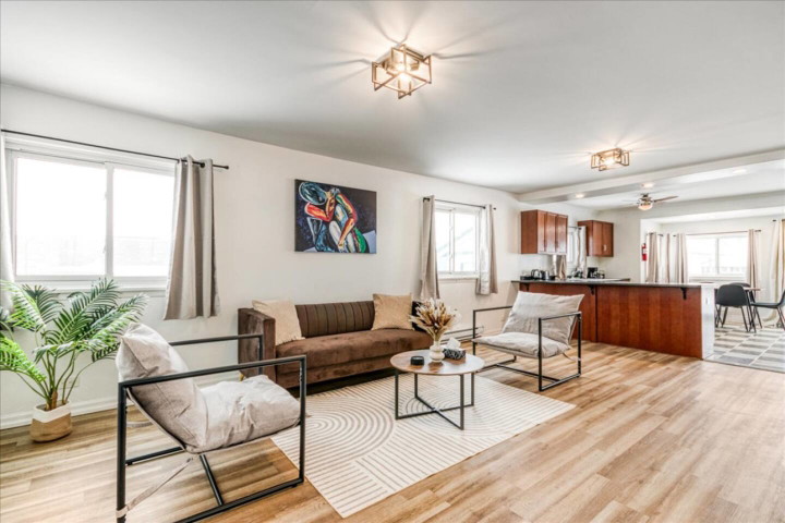 Charming 2 Bed, 1 Bath Escape | Free Parking, Wifi - Greater Sudbury