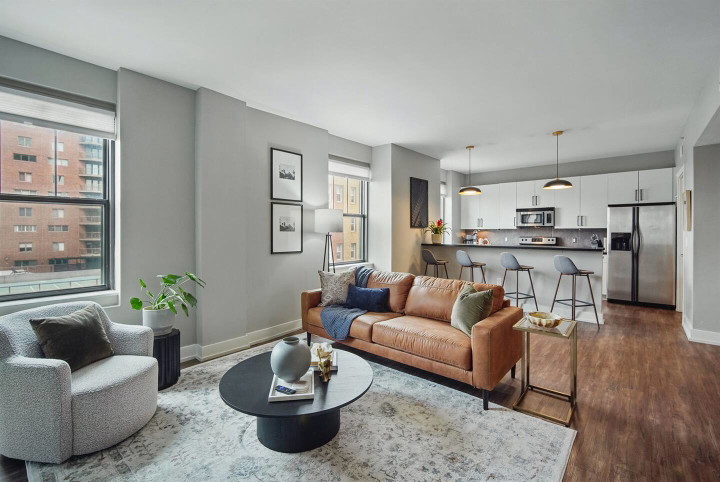 Stylish & Posh Downtown Mid-rise Executive Suite - Des Moines, IA