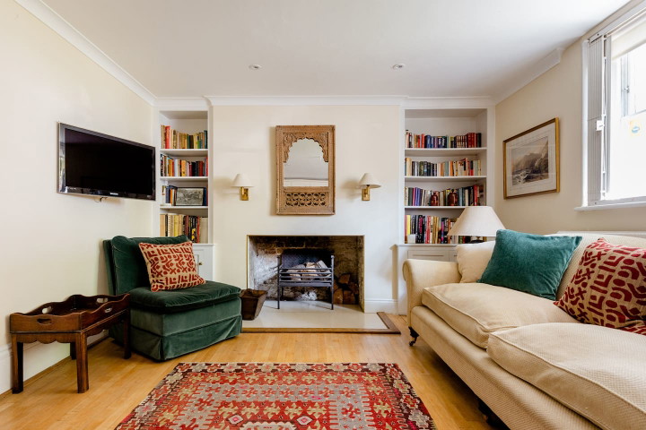 Immaculate Self Contained Flat In Historic Square - London