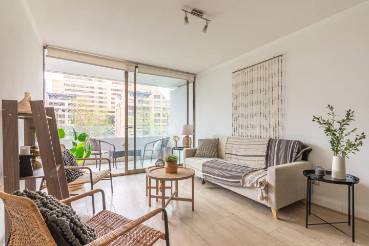 Perfect Location, Very Comfortable With Air Conditioning And Parking. - Las Condes
