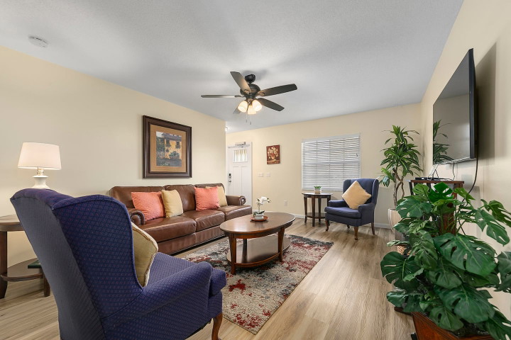 Fresh & Clean! Minutes To Downtown, Beach & Hrmc - Melbourne Beach, FL
