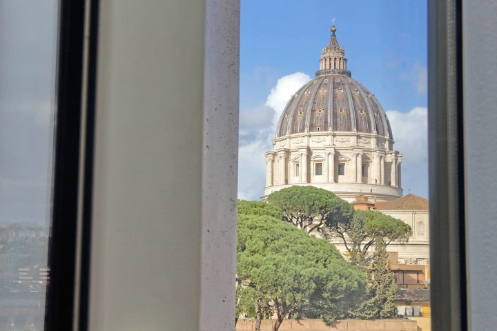 A Window On The Dome Of St. Peter's Basilica - Rooma