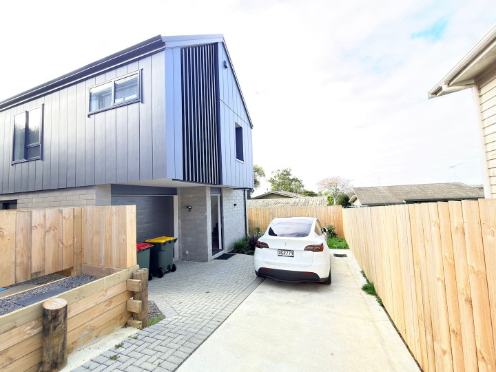 Bright Family Home With Comfort & Space - Auckland