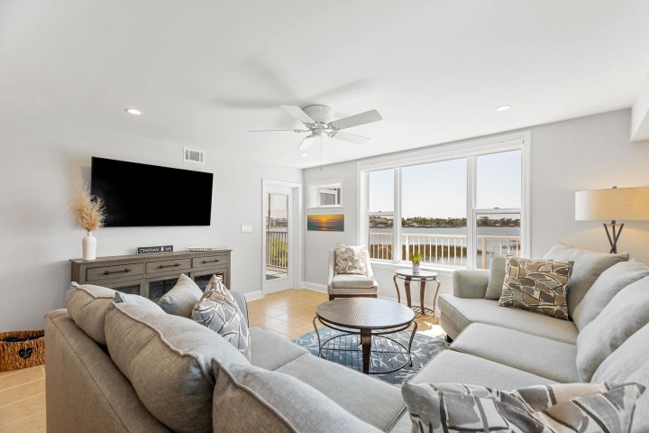 Riverfront Condo, Screen Porch - Short Walk Across Bridge To Beach, Shops, And Restaurants! - Folly Beach, SC