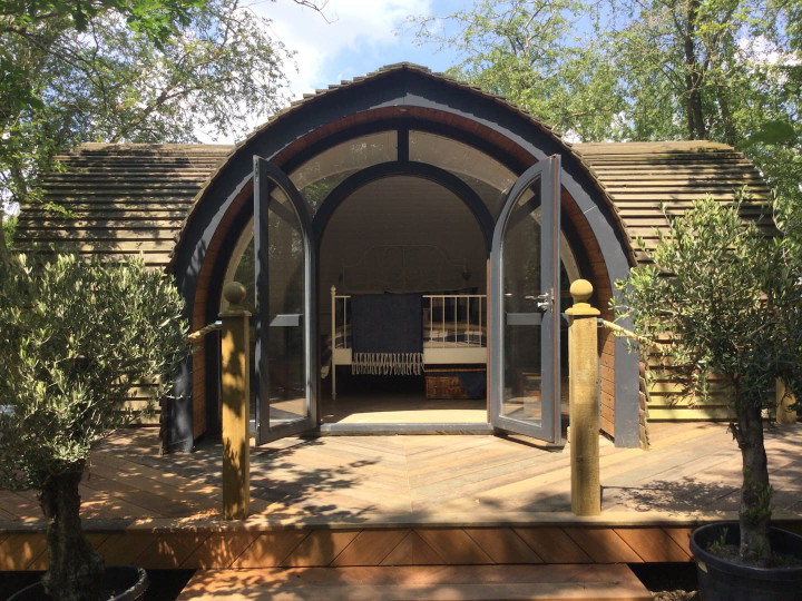 Pretty Lodge In Private Coppice. - Broadway