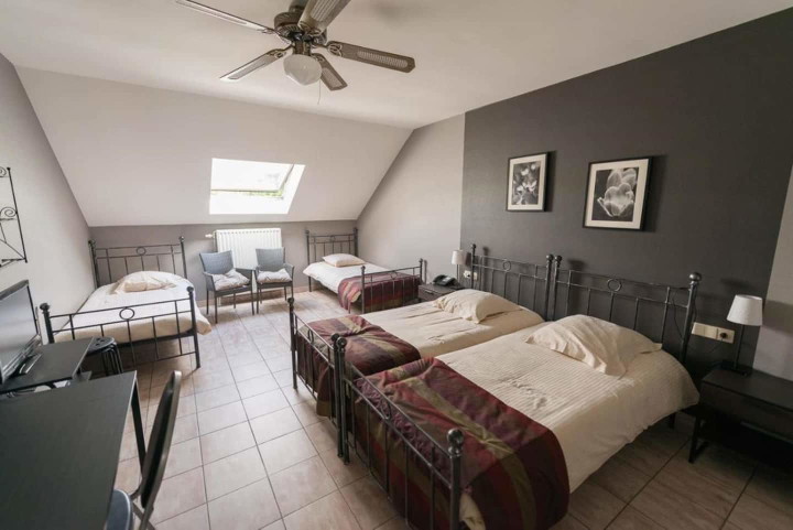 Chambre 4 Pers Dans Hotel-restaurant Authentique - Dinant