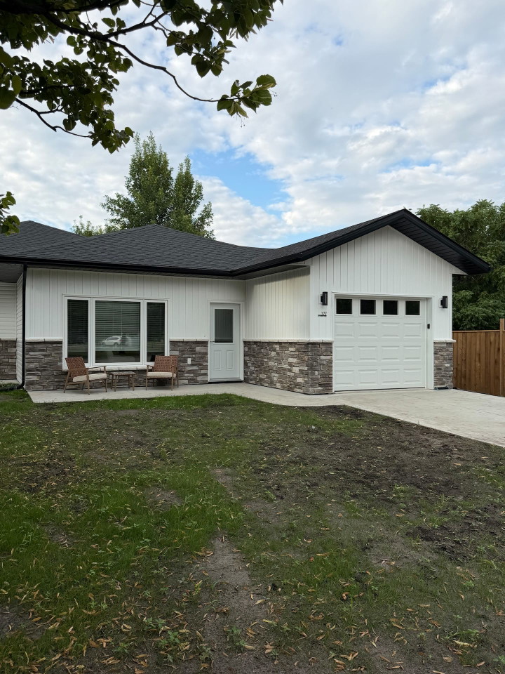 Home In Winkler 
2 Bedrooms, 2 Bathrooms - モーデン