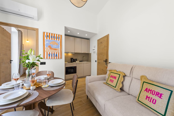 Superb Two-room Apartment - Carré D'or, Menton - Parking - Mentone