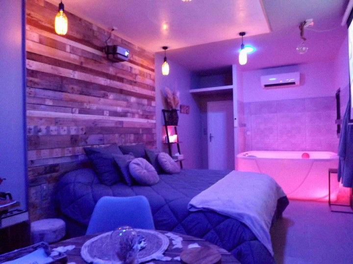The Pool-house Side Suite Charming Suite - Istres