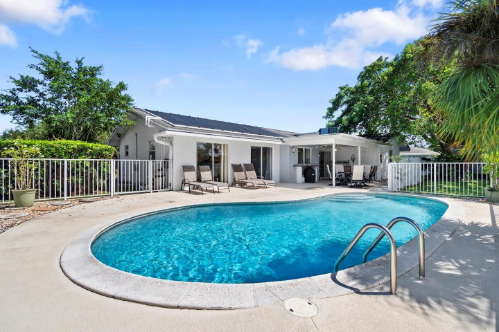 Waterfront Magnolia: Heated Pool, Tiki, Game Room! - Palm Beach Gardens, FL
