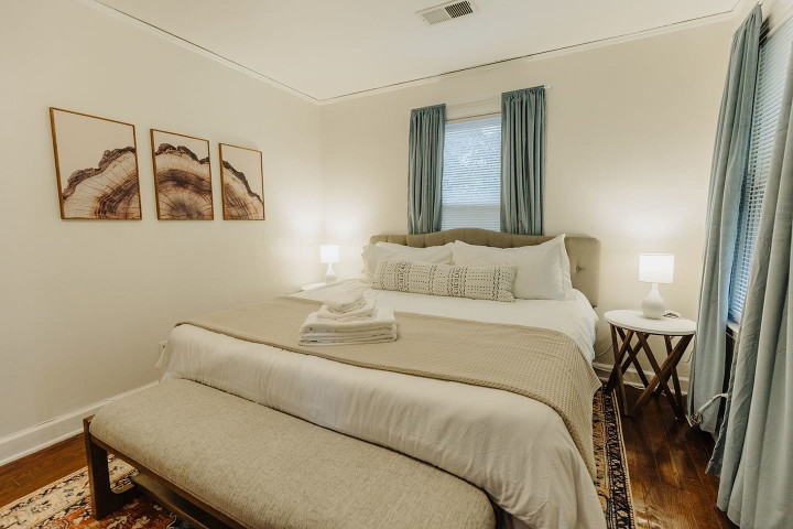Historic Revival King Bed Liberty Bowl Memphis 895 - Memphis, TN