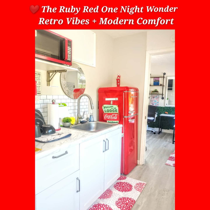 Ruby Red Wonder Studio-retro Vibes | Cozy Stays - Marietta, GA