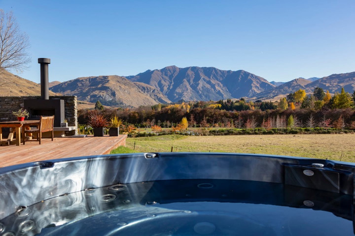 Dalefield Hideaway | Hot Tub & Mountain Views - Queenstown, New Zealand