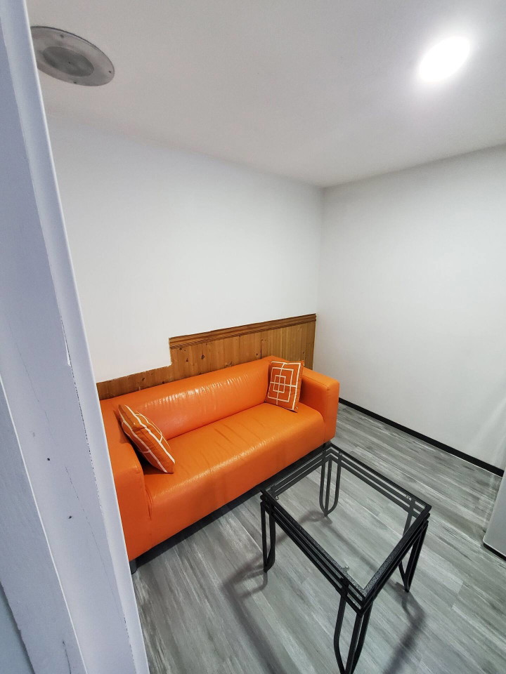 A 2 Bedroom Apartment With The Mall A Block Away - Rockford, IL