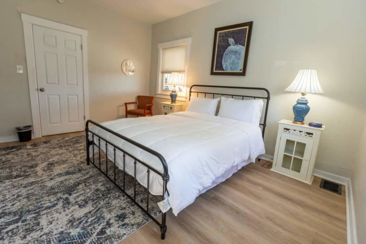 Updated & Comfy Bungalow With Parking! Easy Access - Pennsylvania