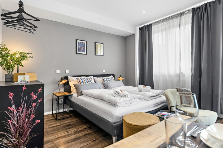 Luxomes: Stylish New Studio | Netflix | Parkpl. - Ingolstadt