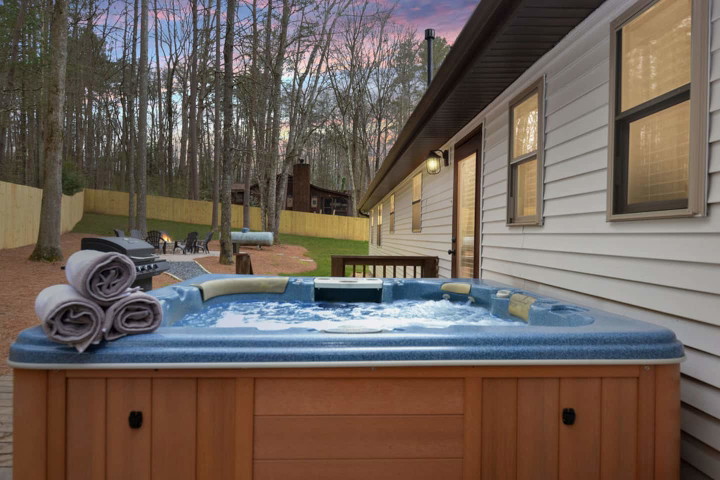 2 Masters + 2 Kitchens + Game Room + Fire Pit + Hot Tub - Blue Ridge, GA