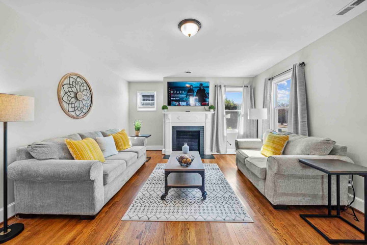 In Fisher Park-2 Bedroom-1 Bath Stylish Home. - Lake Higgins
