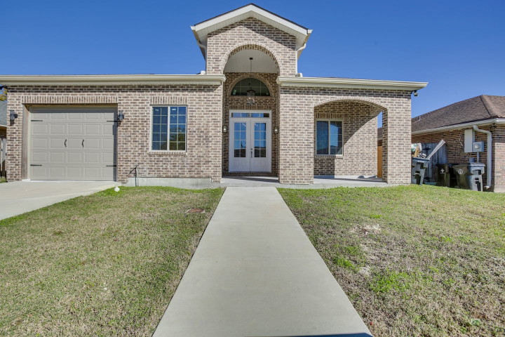 Nice Retreat @ Nola Commute! Elegant Home W/ Yard - New Orleans, LA